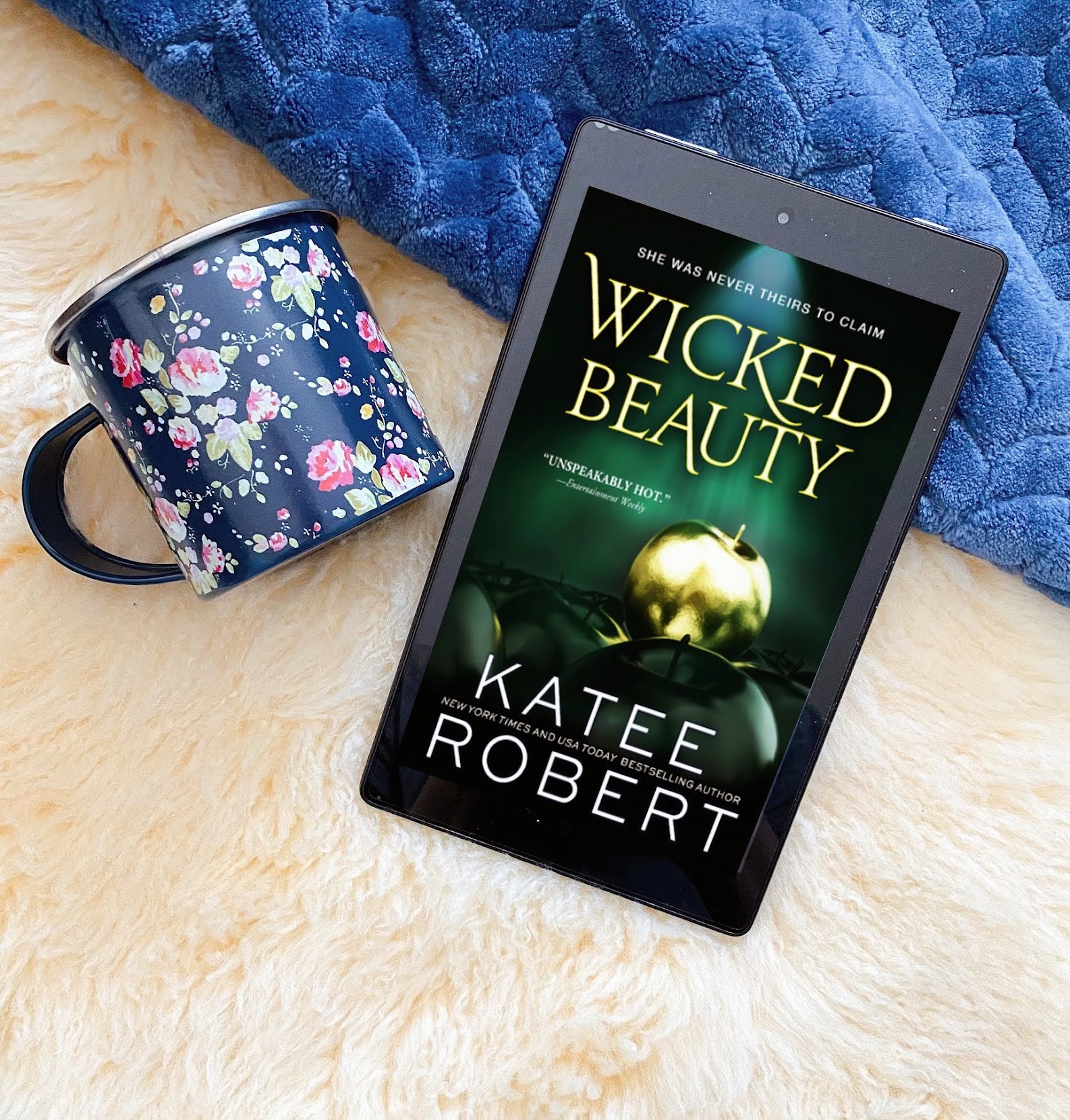 Book Review: Wicked Beauty by Katee Robert – Hooked to Books